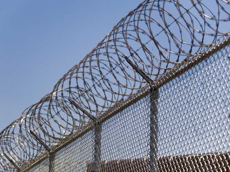 Razor Wire vs Barbed Wire: Understand the Differences