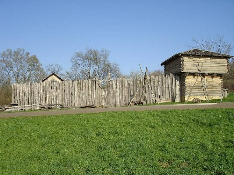 What is a Stockade Fence? Why Stockade Fences are so Popular - Columbus ...